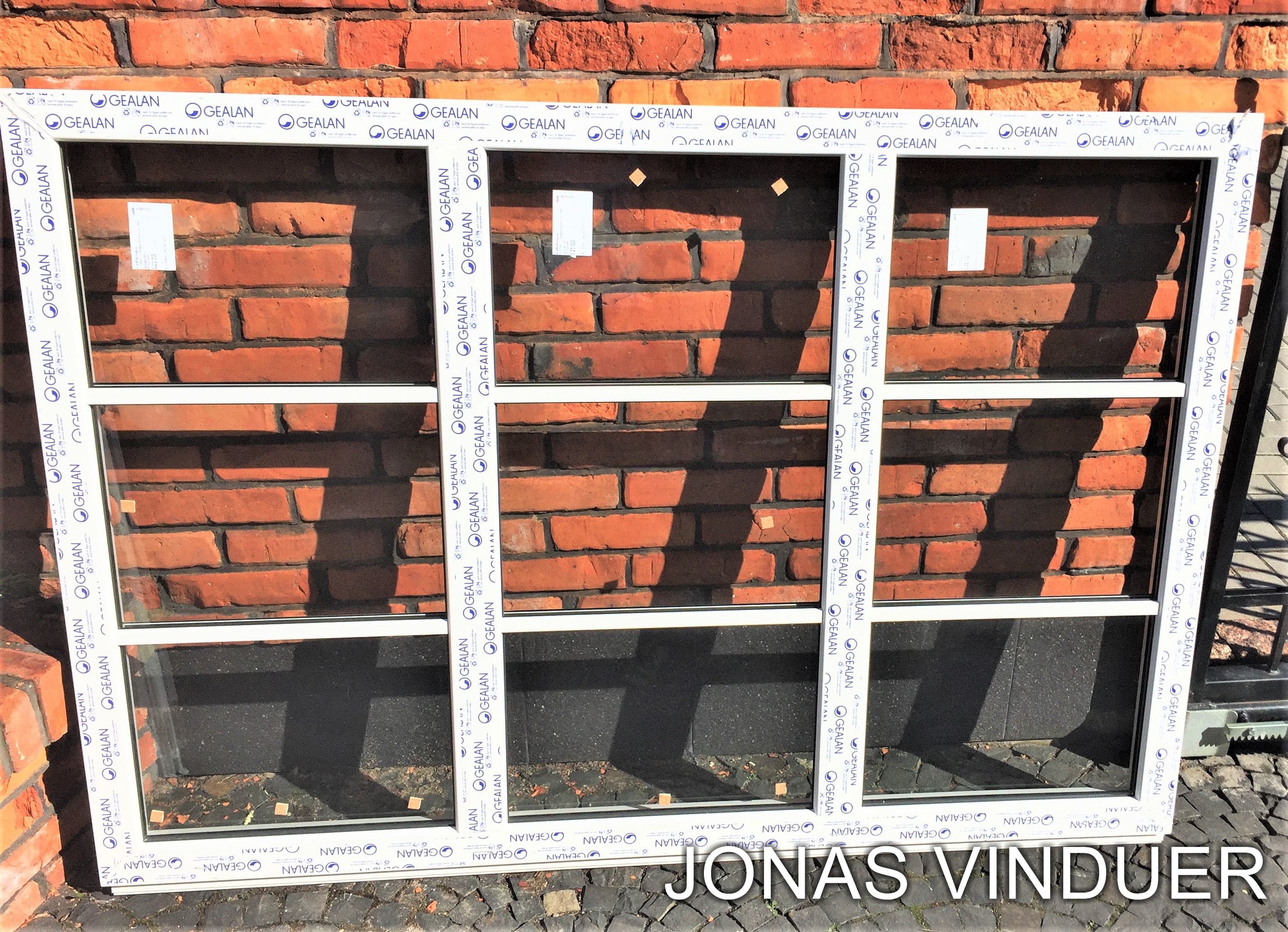 Fixed PVC window with 2 vertical partitions | Jonas Vinduer